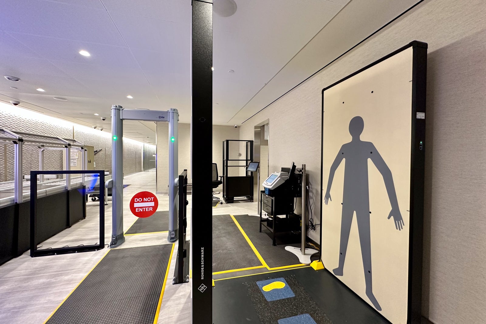 Delta debuts gorgeous premium check-in lounge, Sky Way upgrades in Los ...