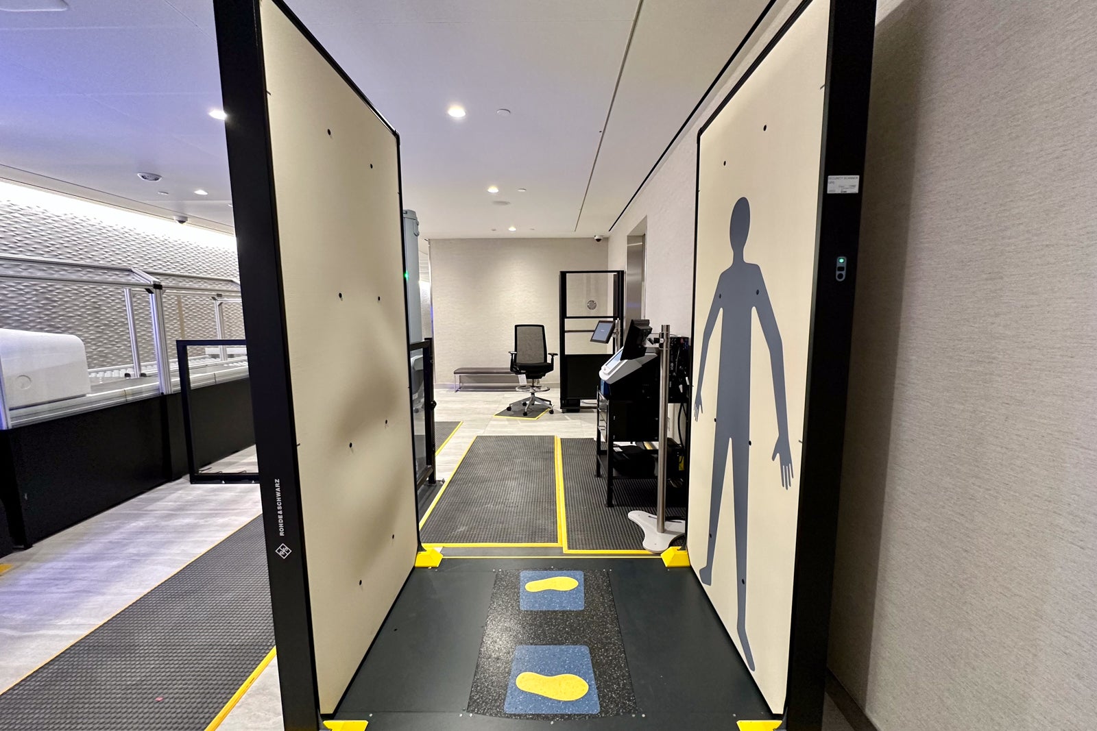 Delta debuts gorgeous premium check-in lounge, Sky Way upgrades in Los ...