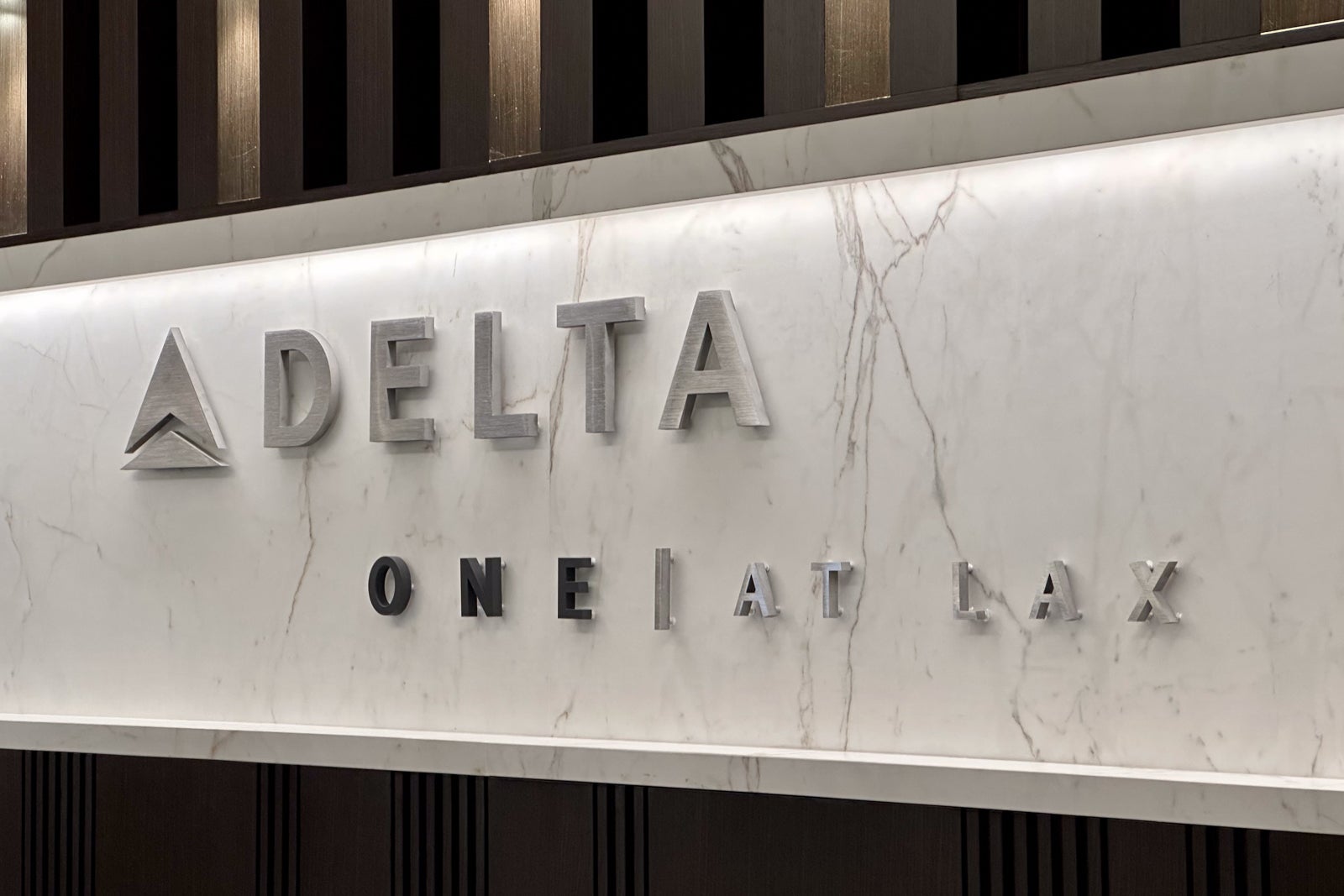 Delta debuts gorgeous premium check-in lounge, Sky Way upgrades in Los ...