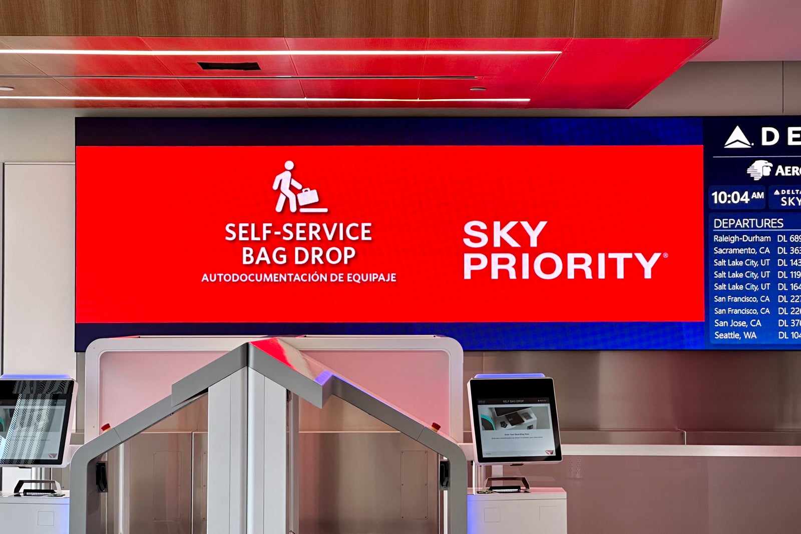 Delta debuts gorgeous premium check-in lounge, Sky Way upgrades in Los ...